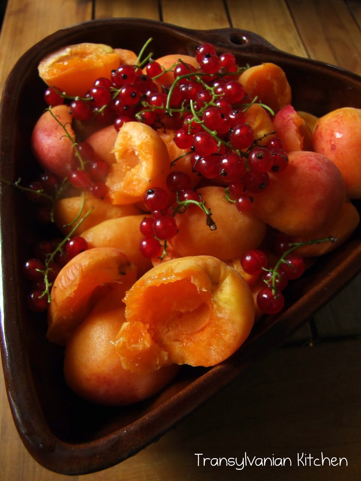 Transylvanian Kitchen: Prajitură cu strugurei şi caise