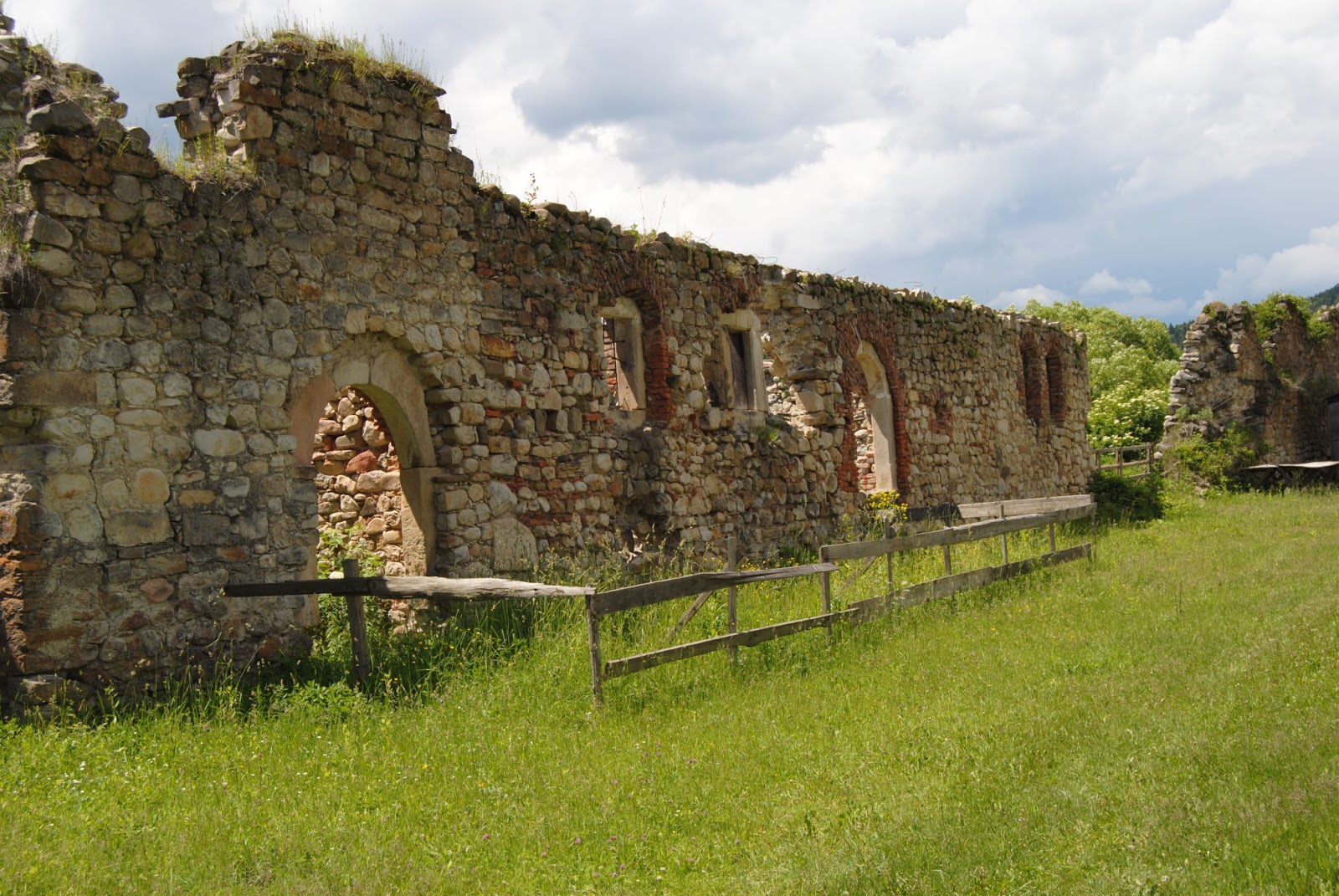 Taraba lui Cristinel - Diverse: Manastirea Tazlau, vestita vatra monahala