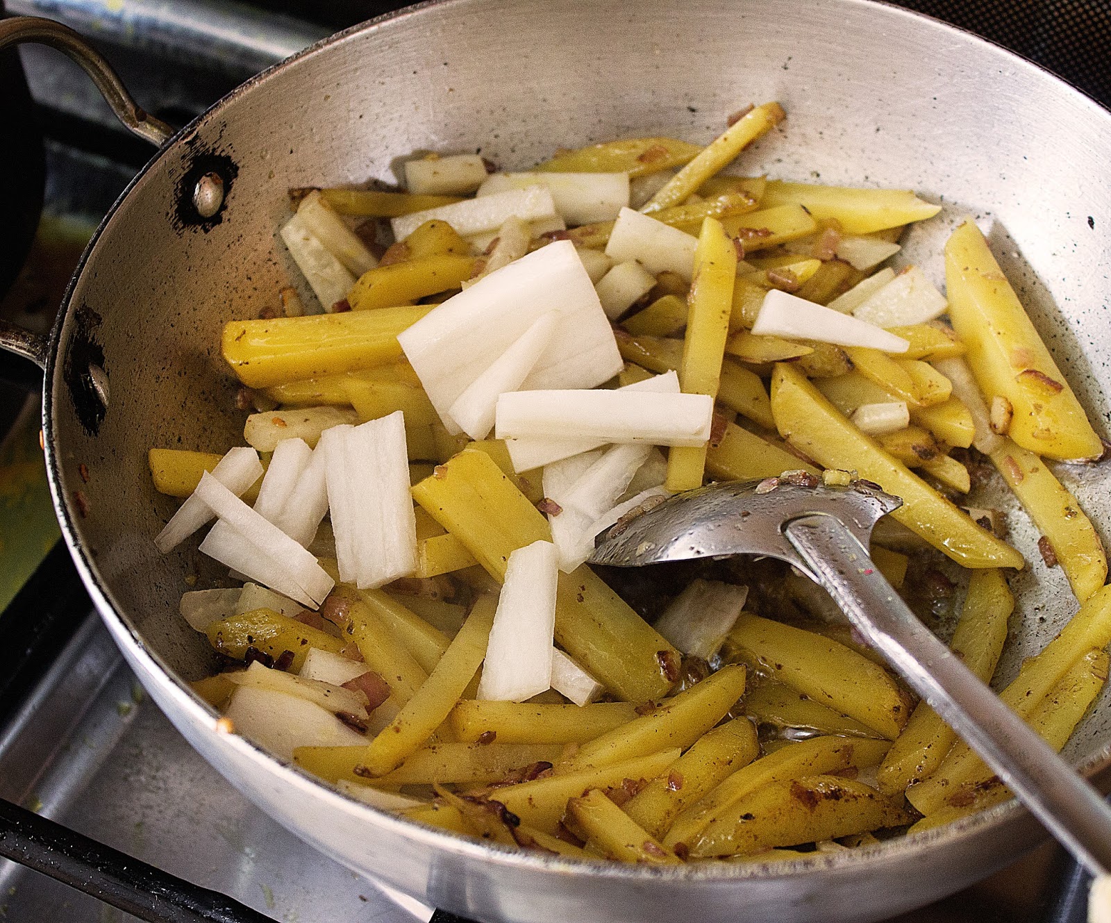 Chuno Macher Chorchori / Bengali Dry Vegetable Curry with Small Fishes