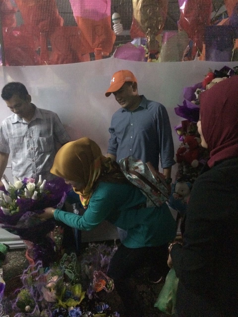 Konvokesyen - Bunga dan Cenderamata: Lawatan ke gerai kami di tapak ...