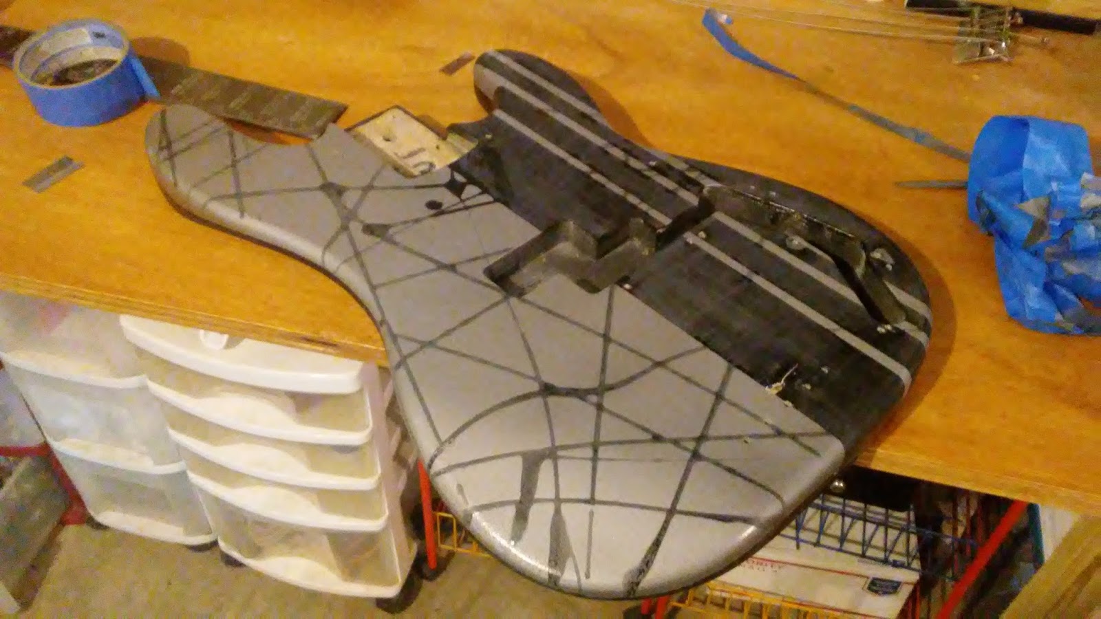 [Mattwins]: Spray Painting a Guitar With the "Dish Soap" Trick