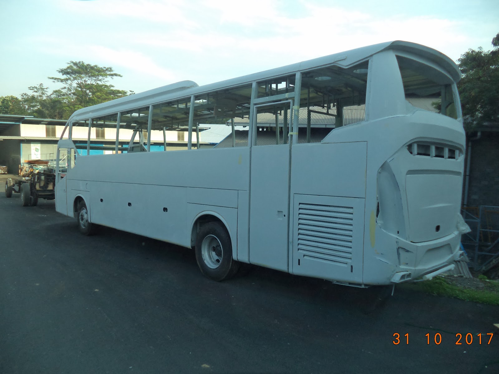 Melihat Bus Baru Di Karoseri Laksana