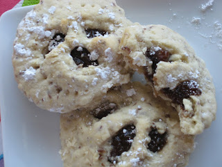 VeganForOne: Raisin-Filled Cookies for One