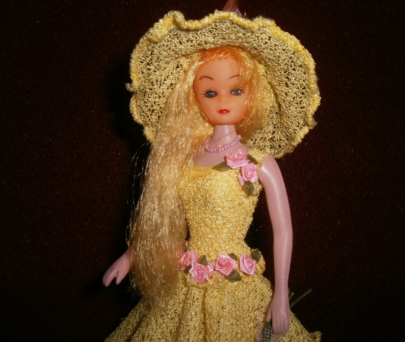 YELLOW BEAUTY BARBIE DOLL: YELLOW BEAUTY BARBIE DOLL
