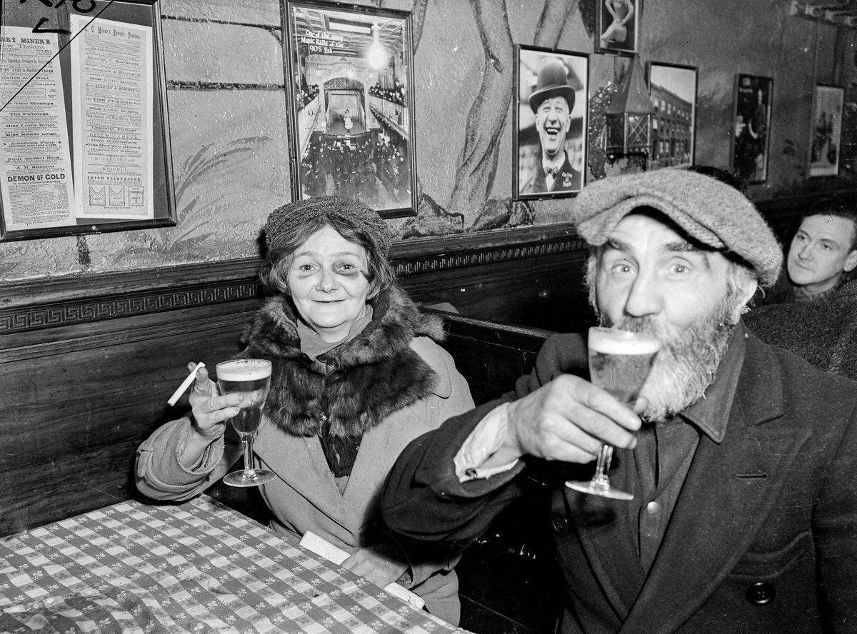 25 Amazing Photographs Documented Everyday Life at the "Alcoholic Haven ...