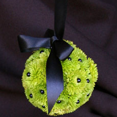 DIY Kits Challenge: DIY Ideas:Green Button Mum Flower Girl Pomanders