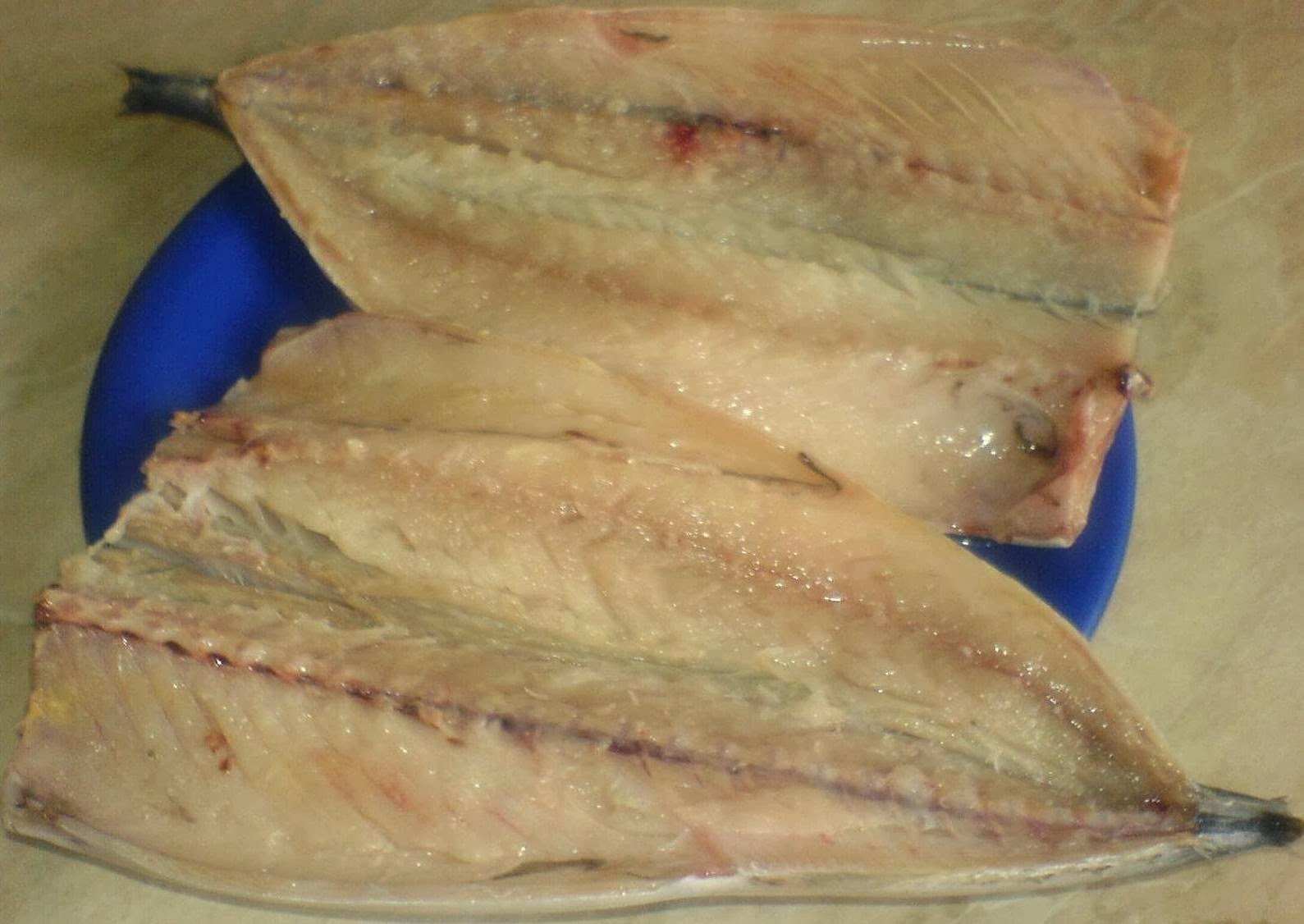 Macrou la gratar cu mujdei de usturoi si mamaliguta | Preparatedevis.ro