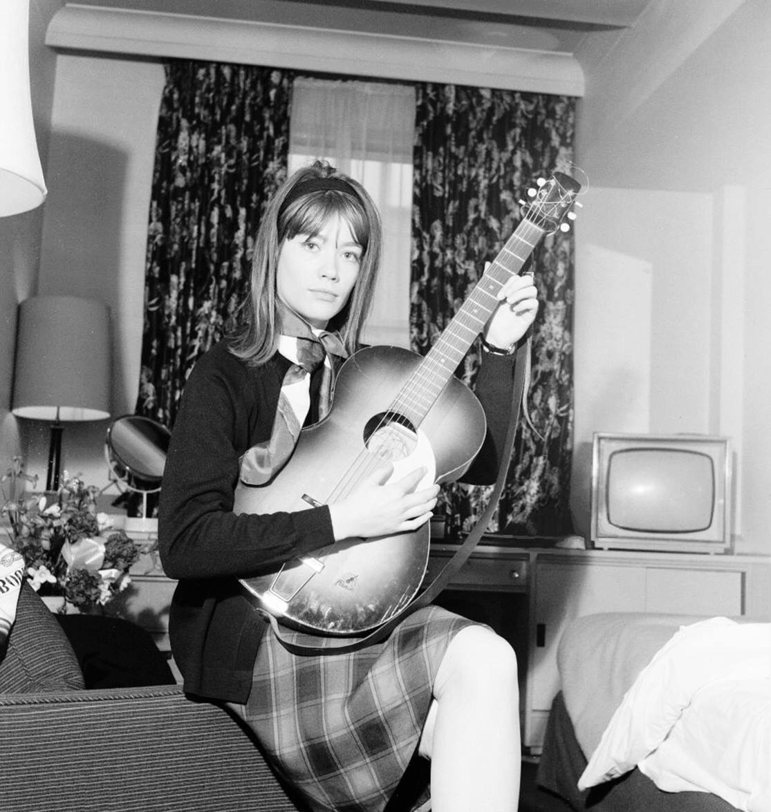 40 Fascinating Black and White Photographs of Françoise Hardy in London ...