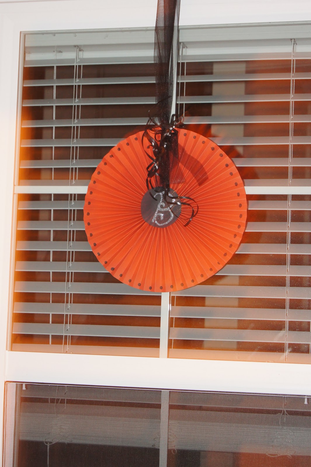 Chatty Cathy-Clip Your String!: Tutorial: "BOO" pleated paper discs.