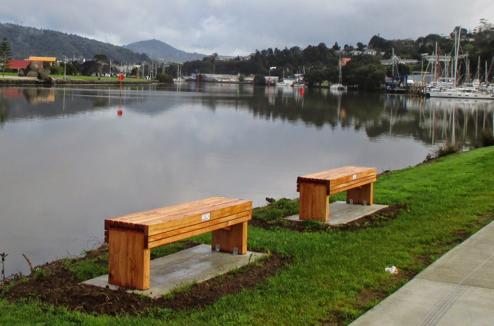 Kamo Lady: SEATS ALONG THE NEW HATEA LOOP WALK