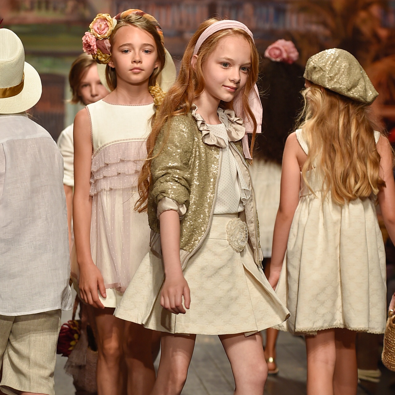 I TONI IUTA DI TARTALETA, LA SFILATA RICCA DI DETTAGLI - LITTLEVA