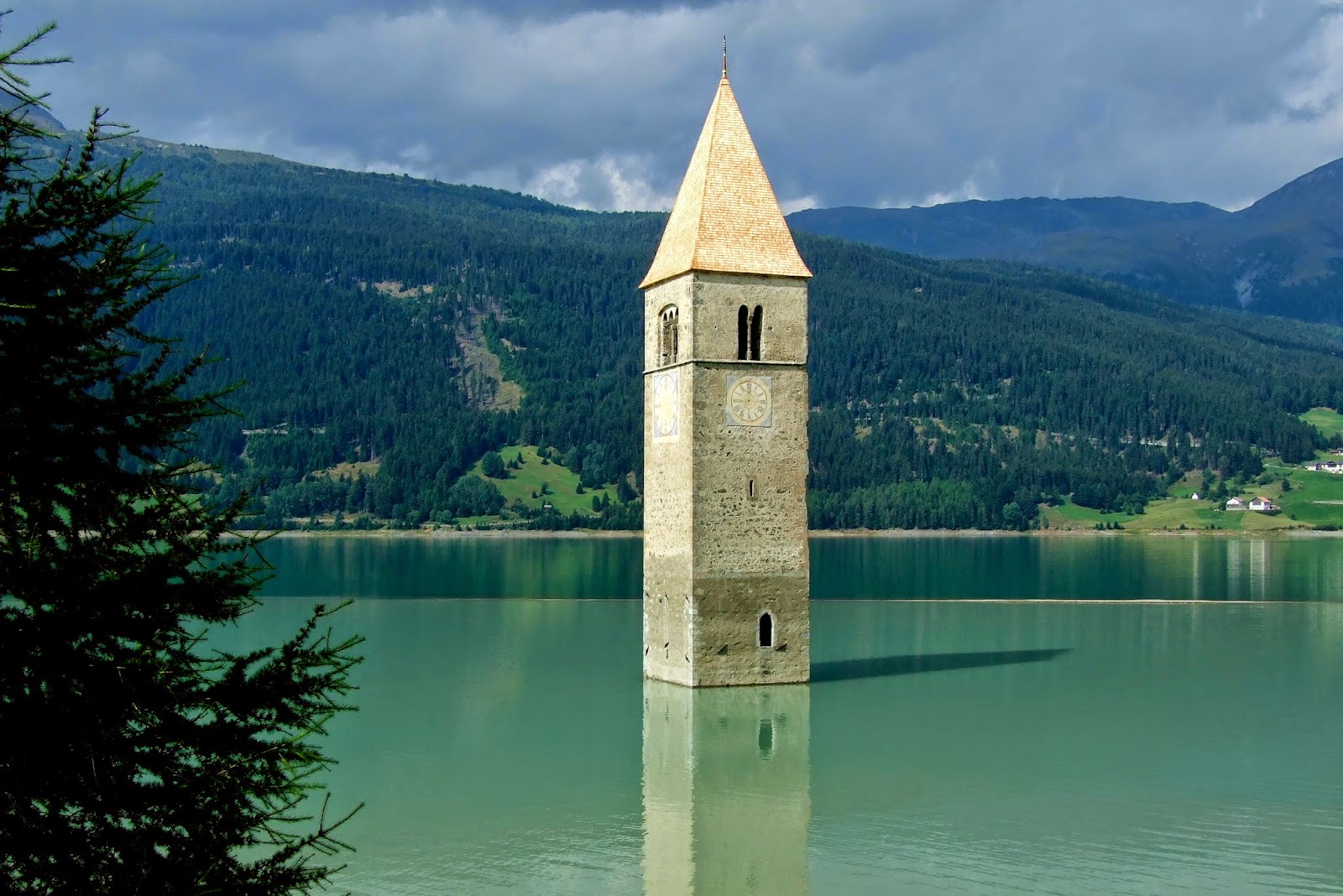 lo spettacolo dell'emozione: il campanile sommerso del Lago di Resia