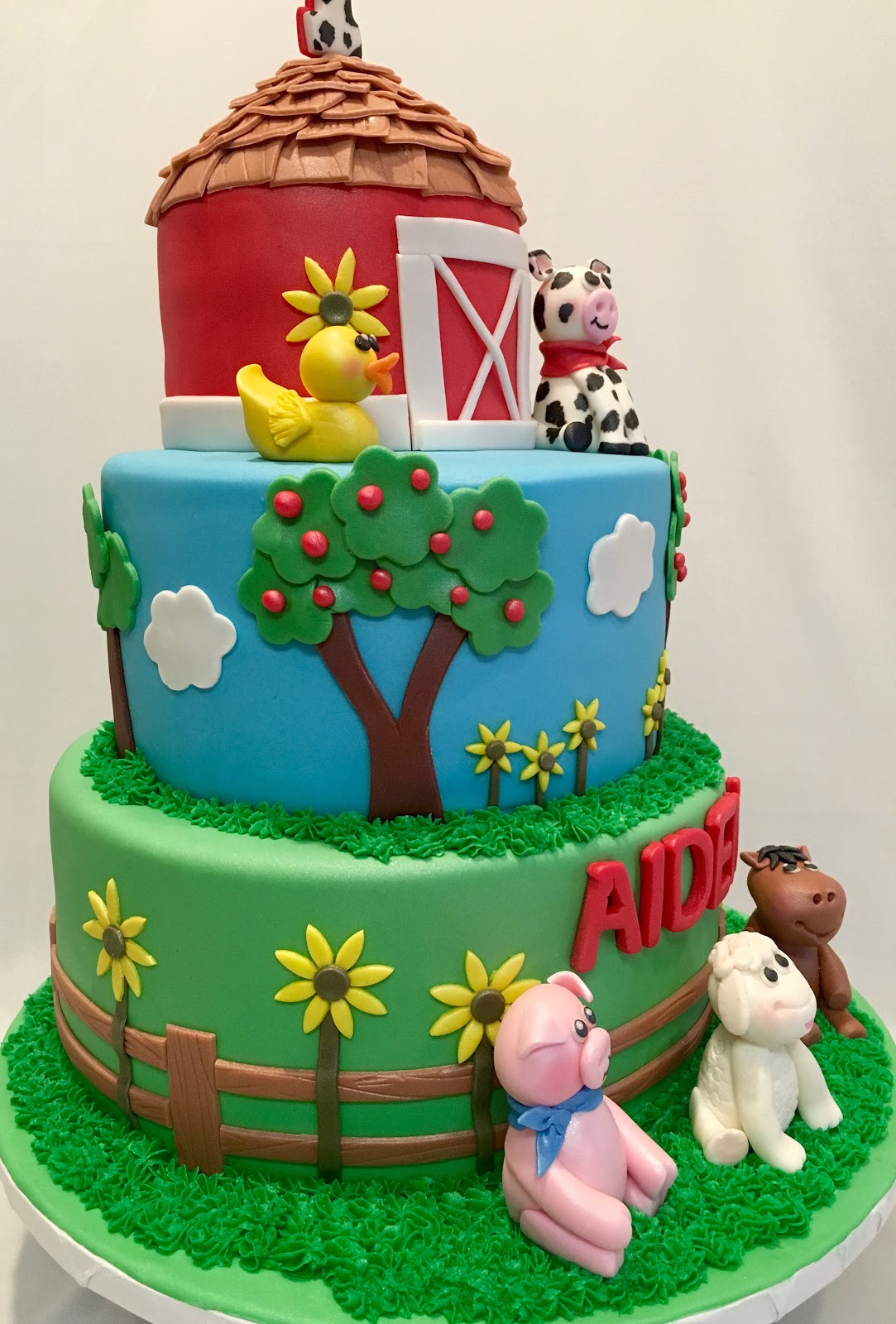 Barnyard Round Cake