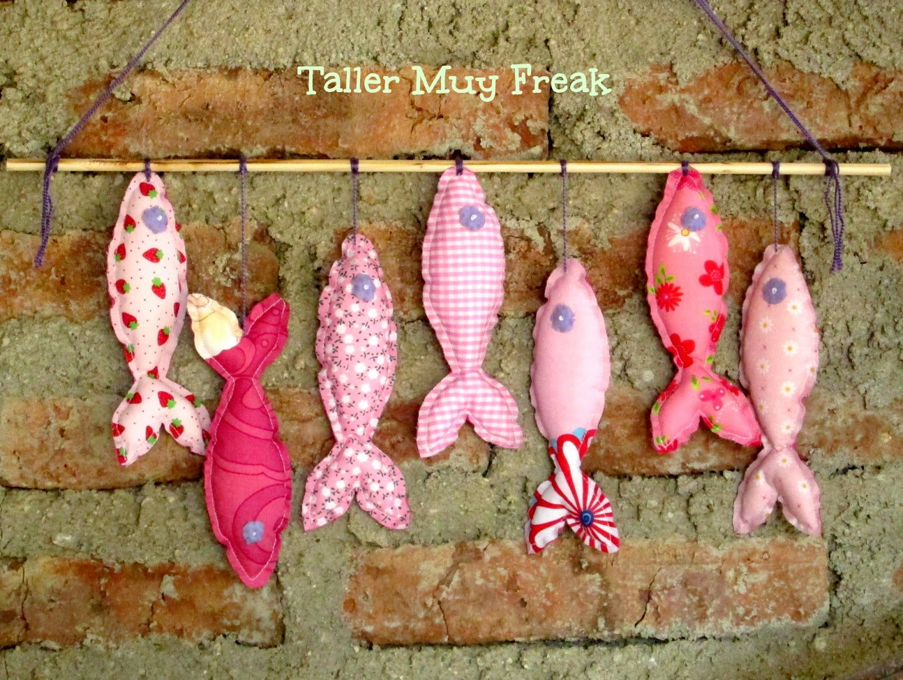 ** TALLER MUY FREAK .: Peces Decorativos de tela en todos los colores.