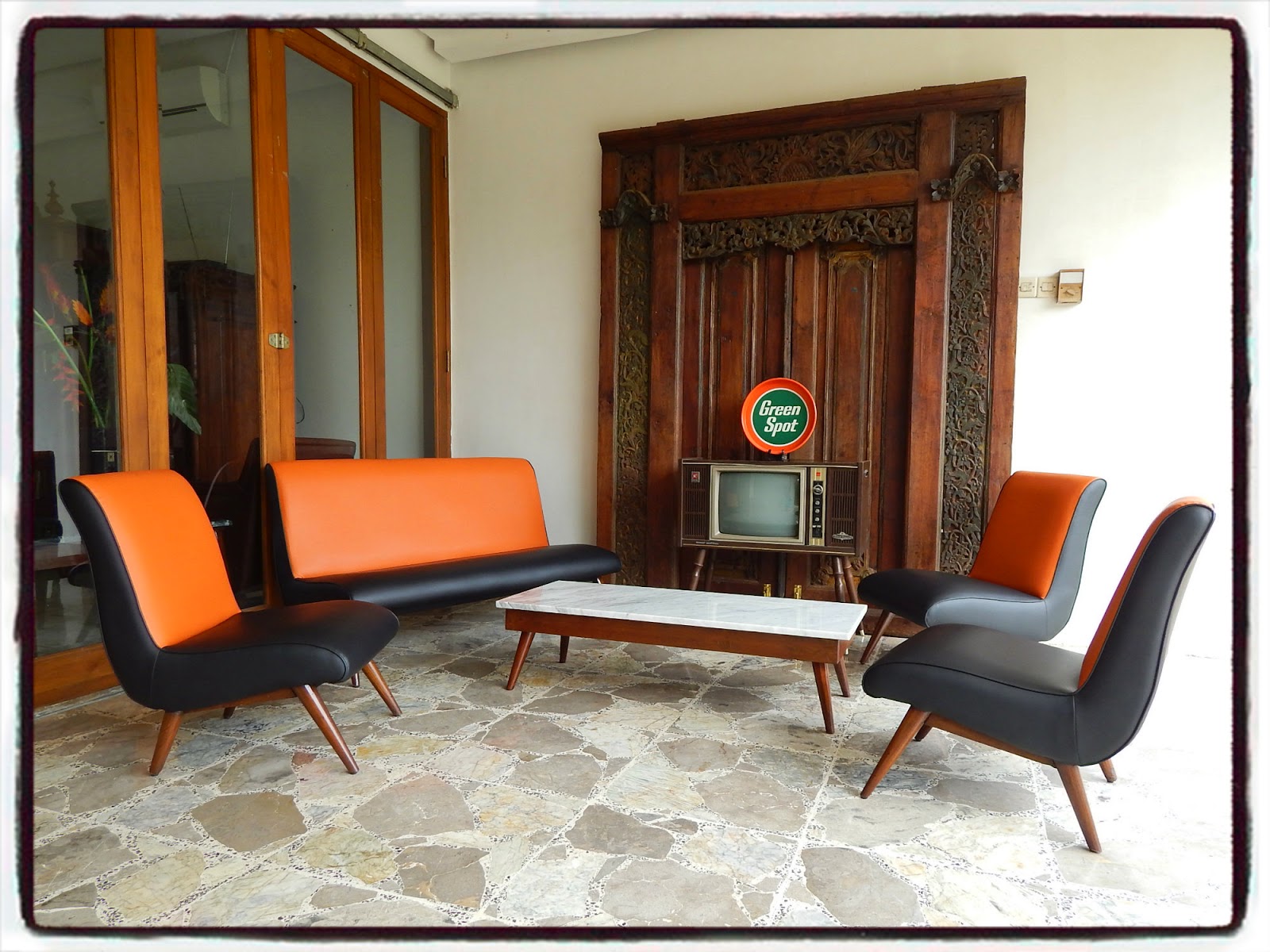 TOKO BARANG ANTIK: Dijual: Kursi Jengki Oren Hitam