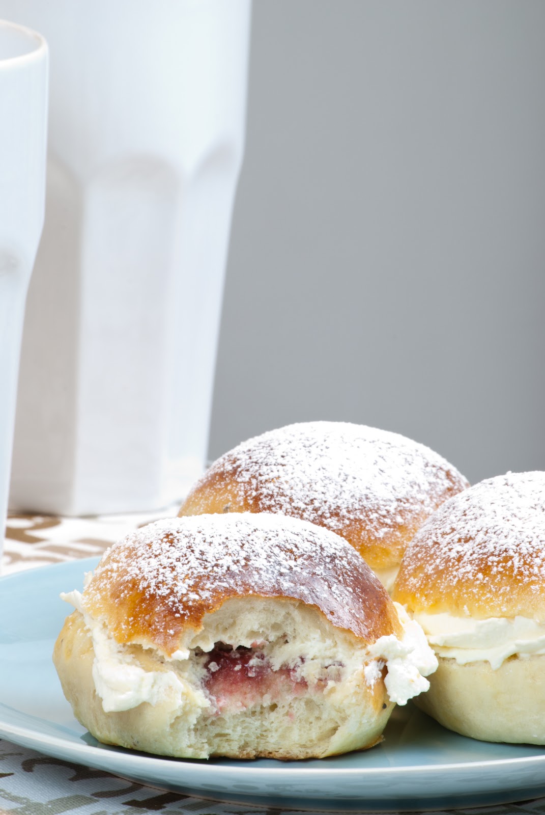 Otra de dulces típicos (laskiaispulla): Excuse me... I can't stand up!