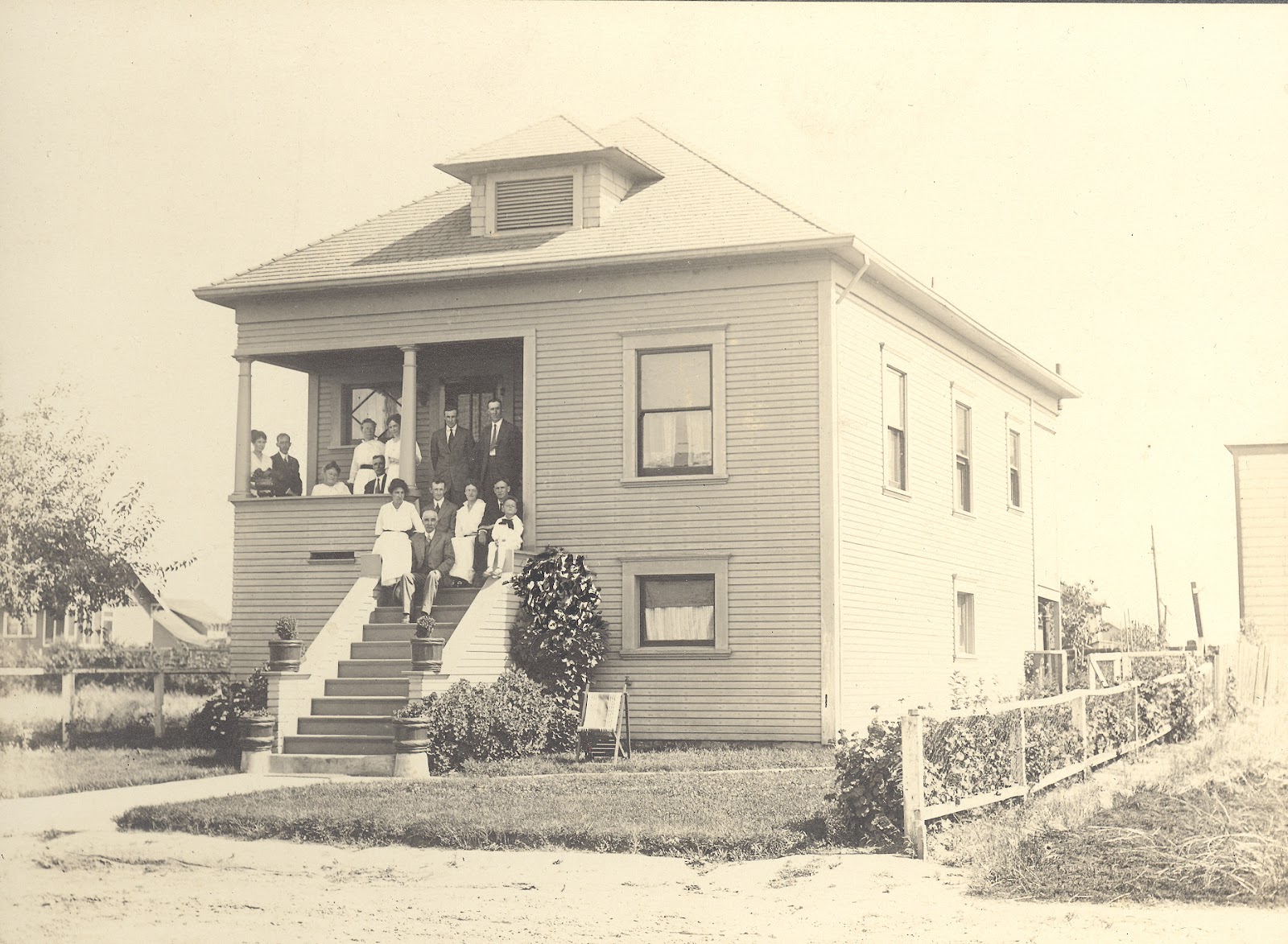Old photos of architecture: Family portrait in front of a very nice home