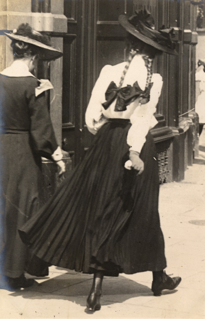 Edwardian Sartorialist: Candid Photographs Show Beautiful Women's ...
