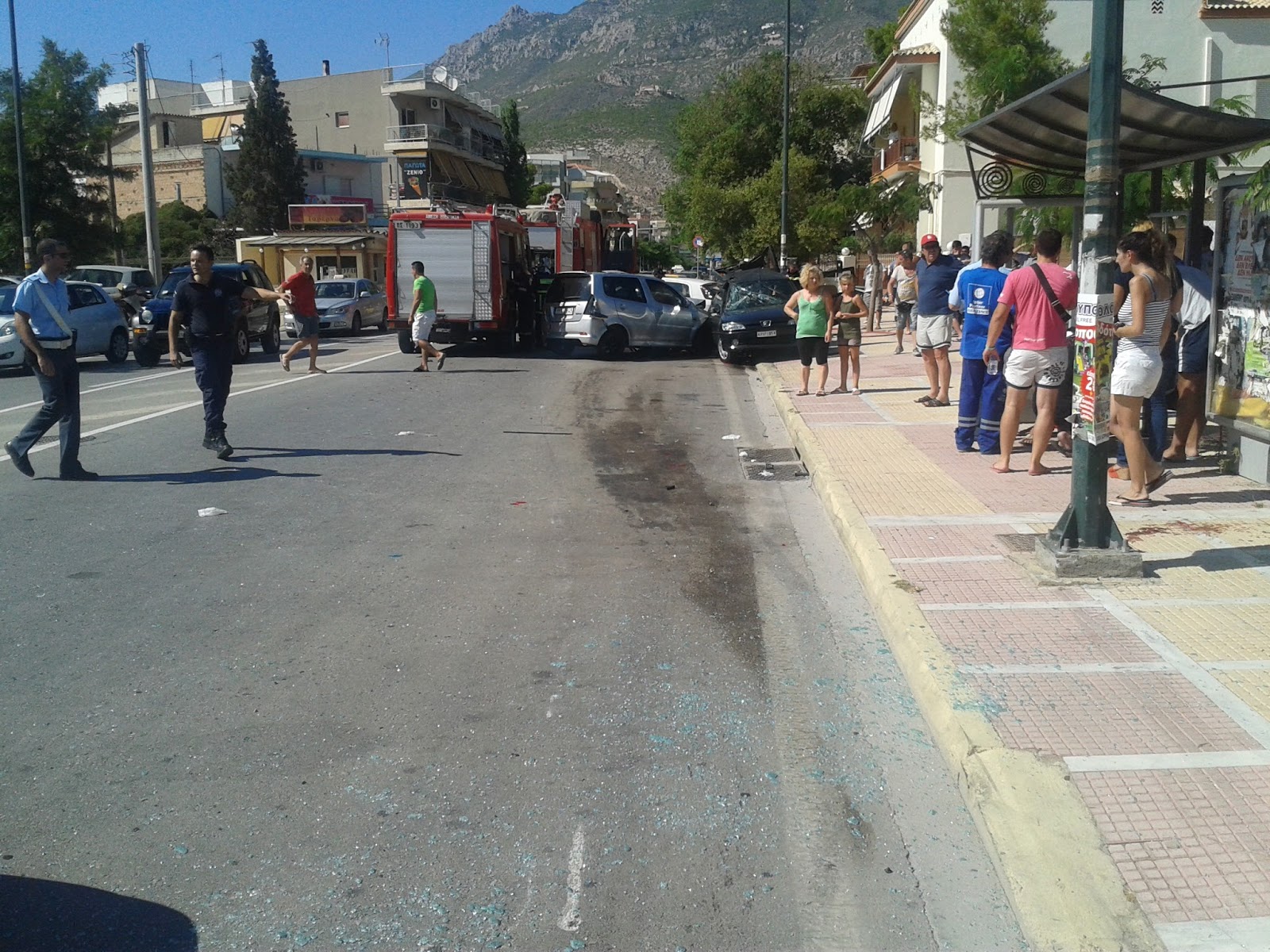 Δείτε φωτογραφίες από το τρακάρισμα στα φανάρια του Λουτρακίου ...