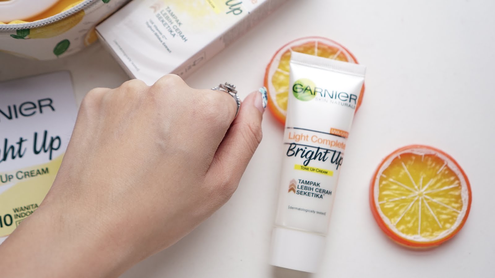 Garnier - Light Complete Bright Up Tone Up cream - Stevie Wong