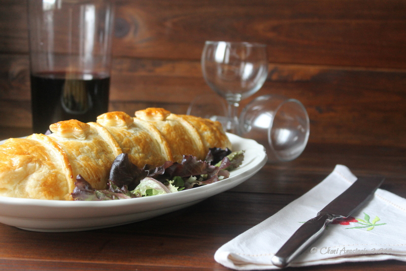 Solomillo en hojaldre con guarnición de manzanas, champiñones y pasas