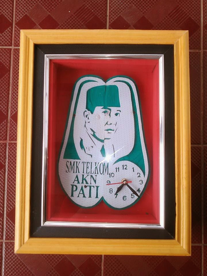 Design Jam Dinding | Seni Sandal Jepit Ukir