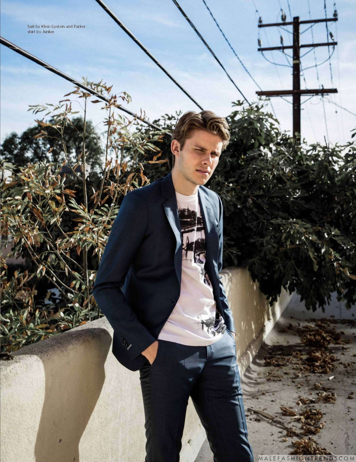 Logan Shroyer viste dinámicos looks para DAMAN Magazine en fotos de ...