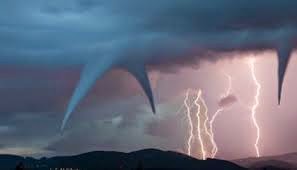 Room 12's Blog: HOW LONG DOES A TORNADO LAST FOR?