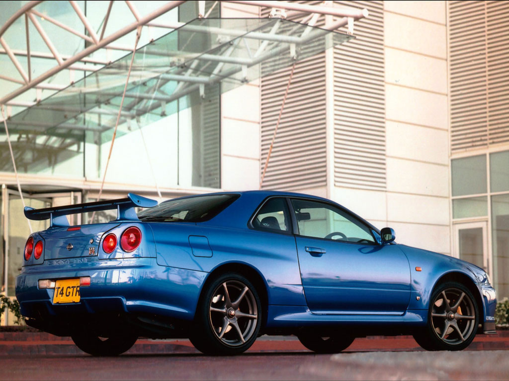 අලුත් කාර් : උපාසක ගෙදර නසරානියා - Nissan GT-R