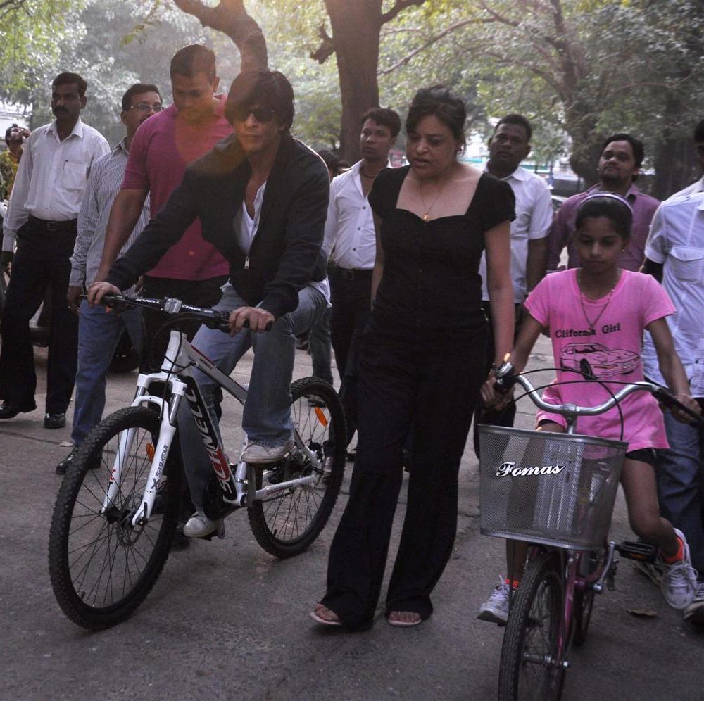 Bollywood Actor Shah Rukh Khan Elder Sister Shehnaz Lala Rukh Photos ...