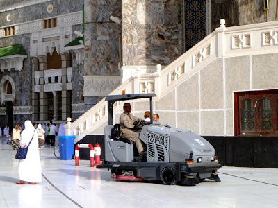 Cleaning The Kaaba Area - One Of The Best Jobs In The World
