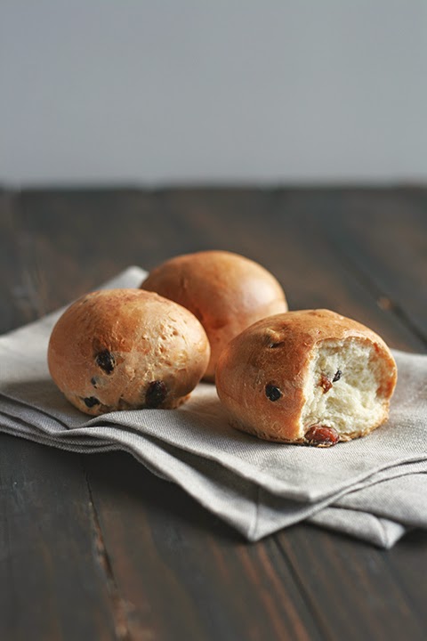 Sweet raisin buns flavored with cinnamon. / cookmegreek