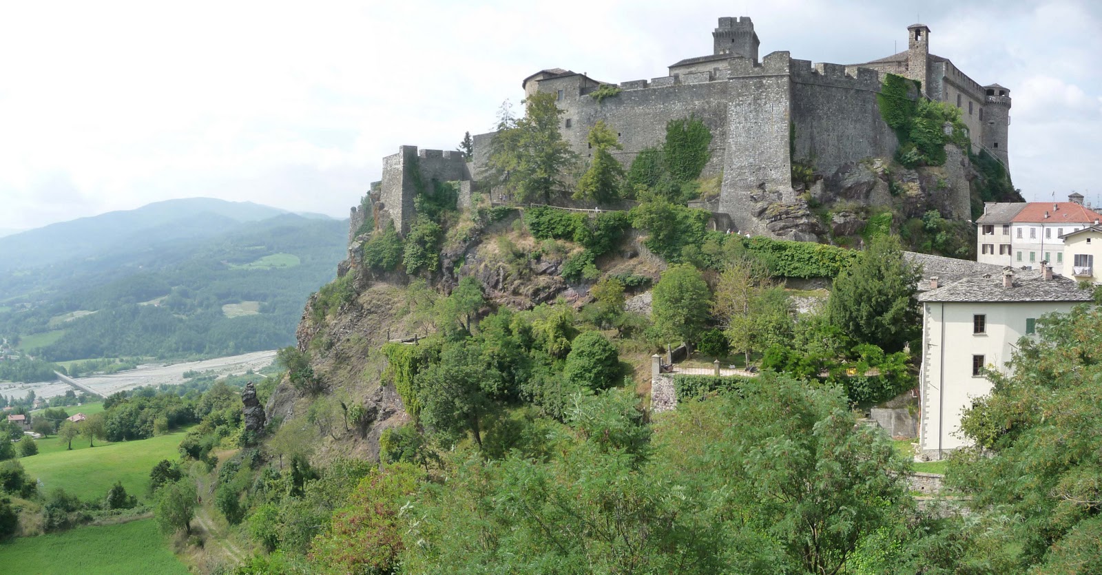 Castello di Bardi e Bardi: Castello di Bardi Agosto 2010 Viaggio di ...