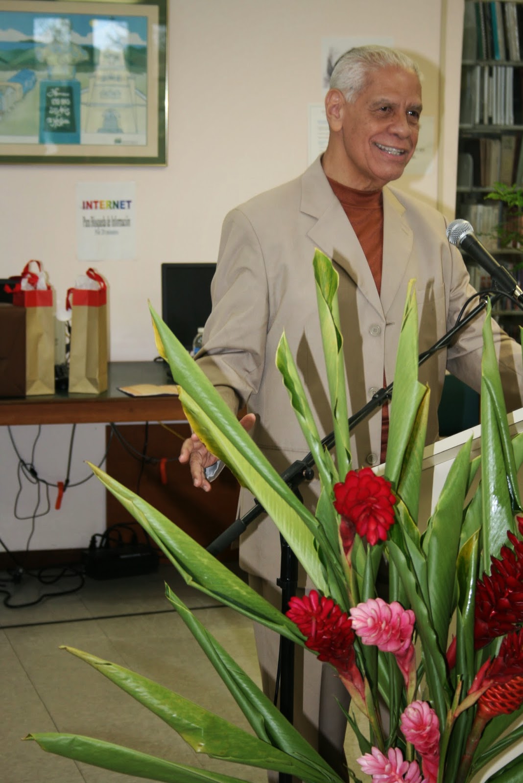 Luis Rafael Sanchez inaugura la Sala que Albergará su Colección Personal.