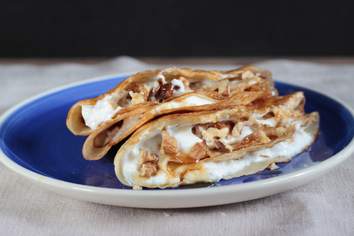 Crêpes de requesón y nueces con miel