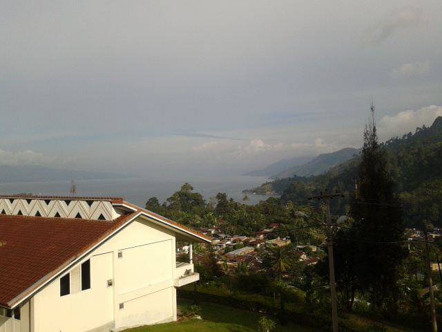 Foto-foto Perjalanan: Pemandangan Danau Toba dari Hotel Niagara Parapat