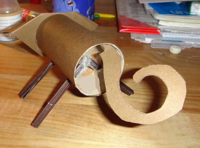 El taller de Naidú: Un perro de cartón.