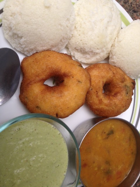 Shwetha's Yummy Kitchen: Idli Vada Sambar Chutney-Delicious