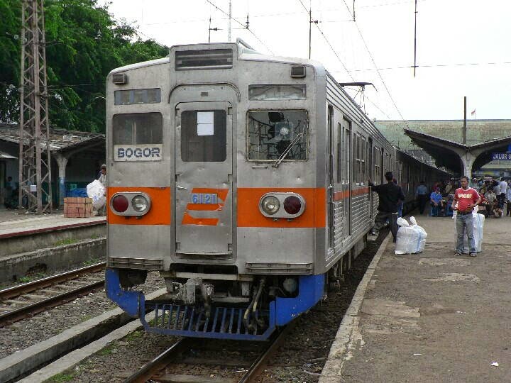 Survive in the water: KRL JABODETABEK di INDONESIA