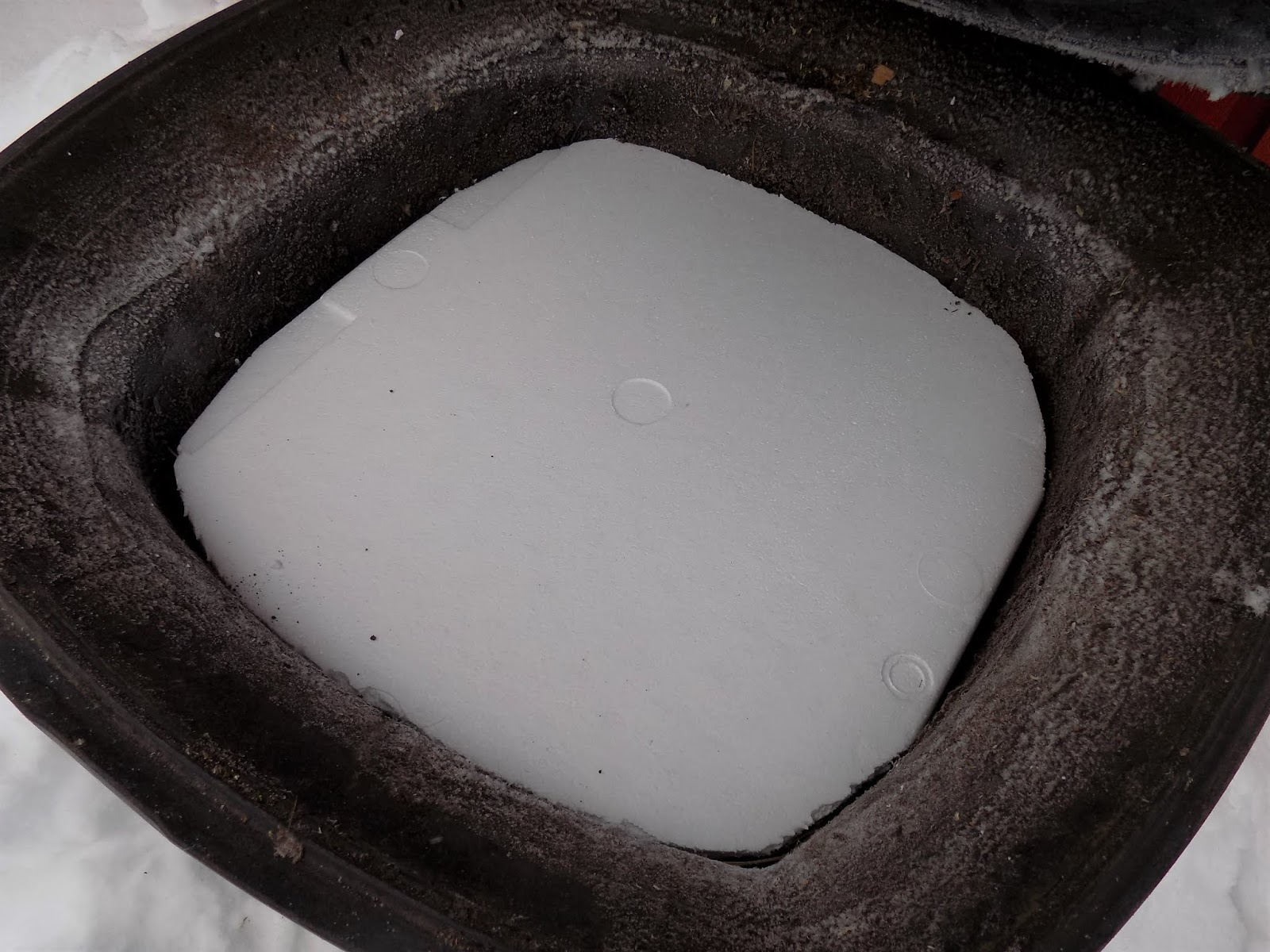 Hiidenkiven puutarhassa: Kompostori toimii... kevvväämmmällä