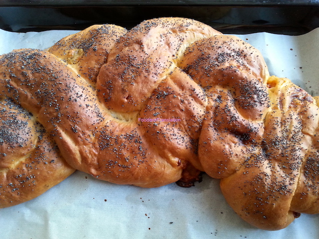 Treccia sbilenca ripiena - Wonky braided bread ~ Foodie in Translation