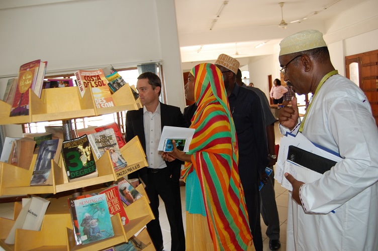 Teknolojia :Zantel Yakabidhi Fedha Maktaba Kuu ya Zanzibar kwa Ajili ya ...