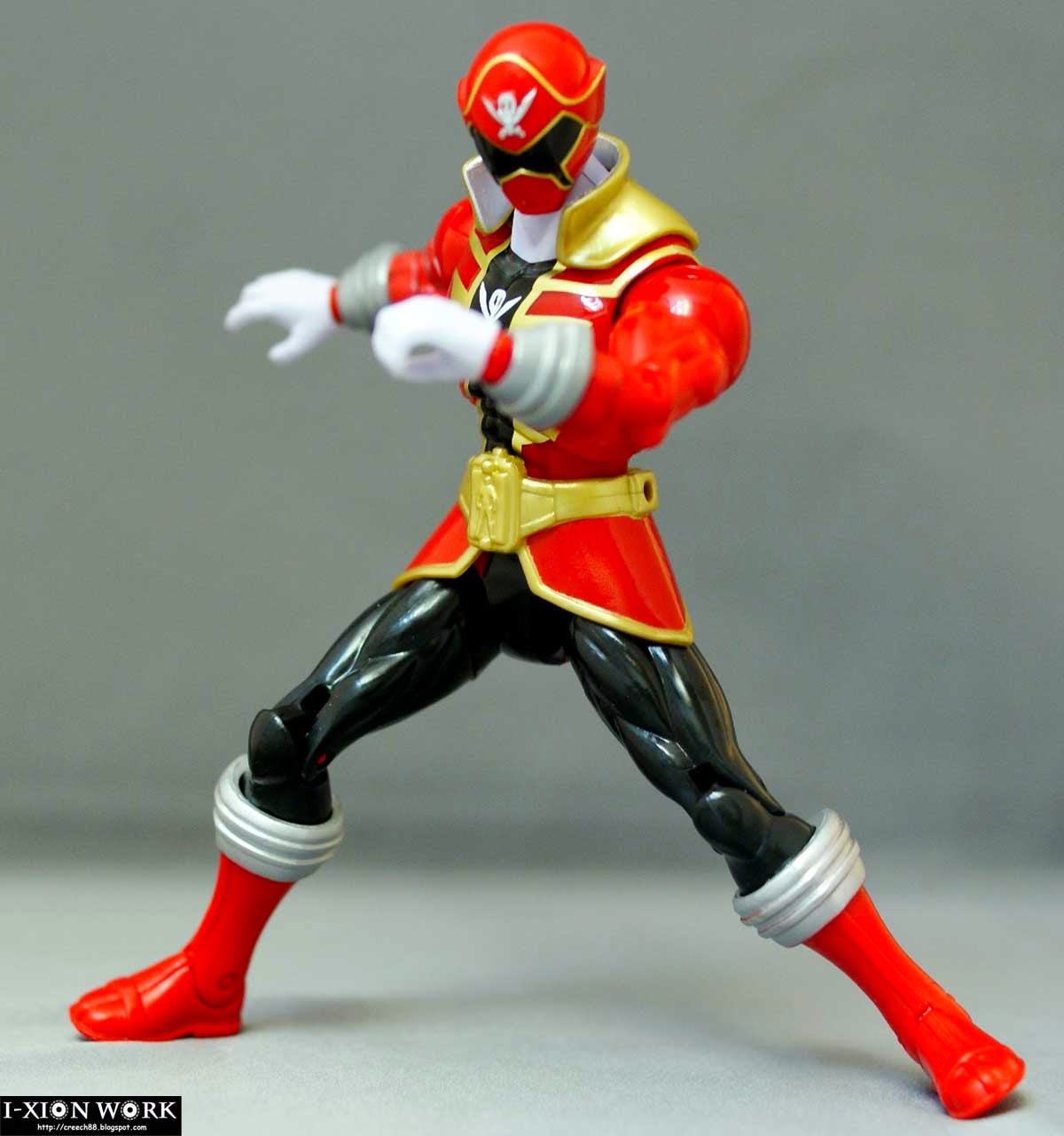 一眼看穿: Power Rangers Super Megaforce - Armored Super Mega Red