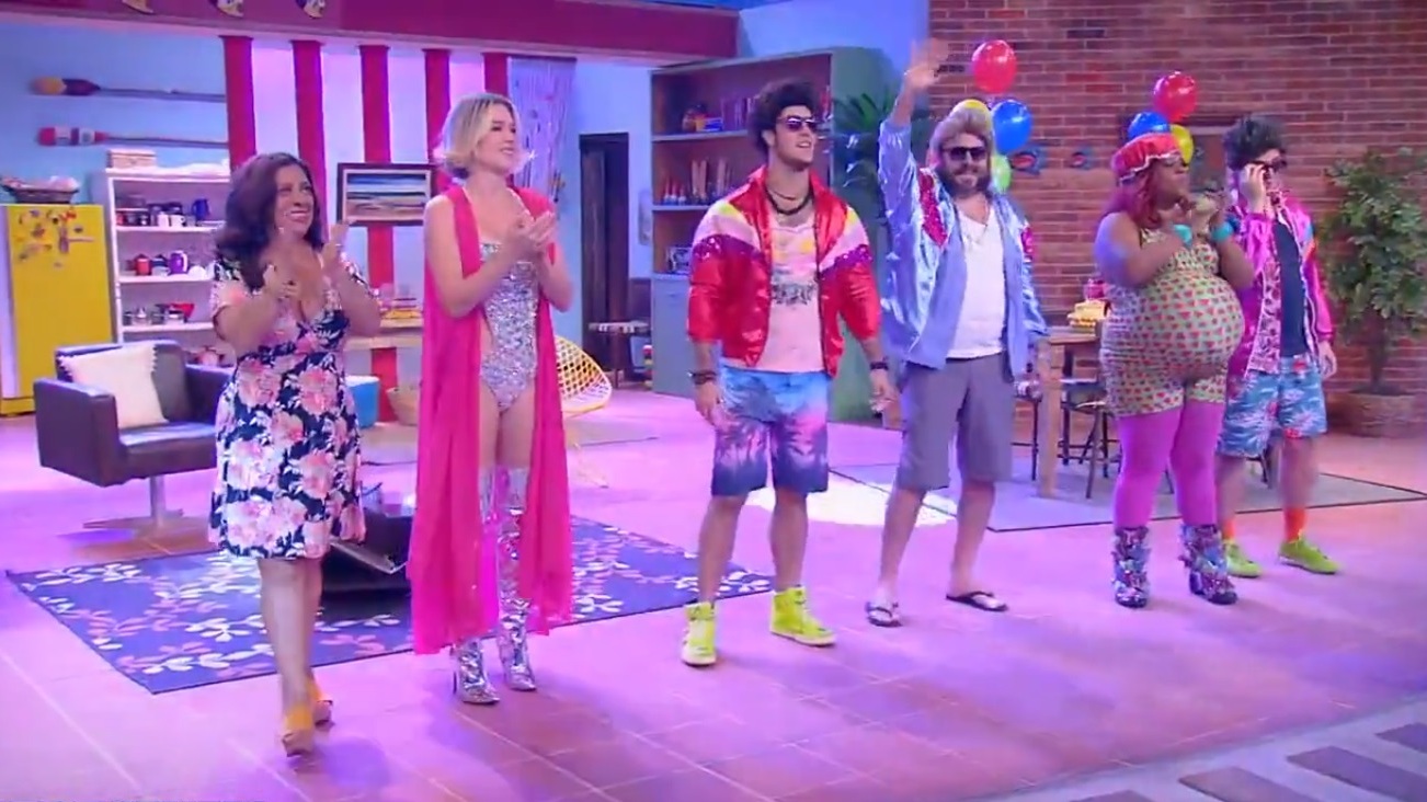 É o dia do aniversário da Velna, mas ela está desanimada porque a casa ...