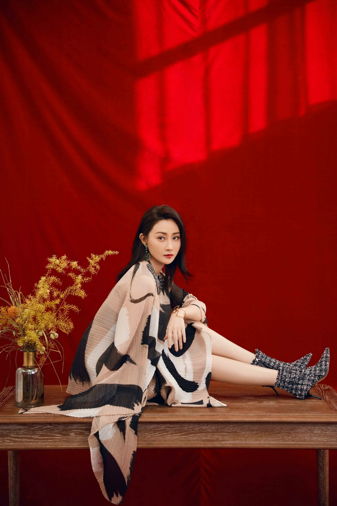 China Entertainment News: Lin Peng poses for photo shoot