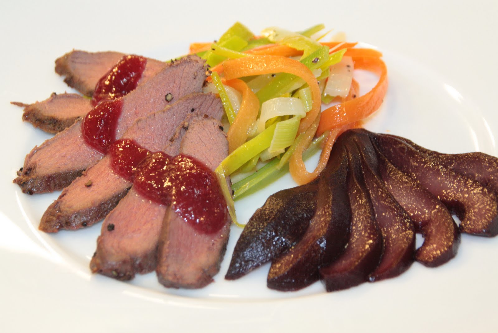 Moja Kuchnia: comber z sarniny na sałatce z marynowanych warzyw