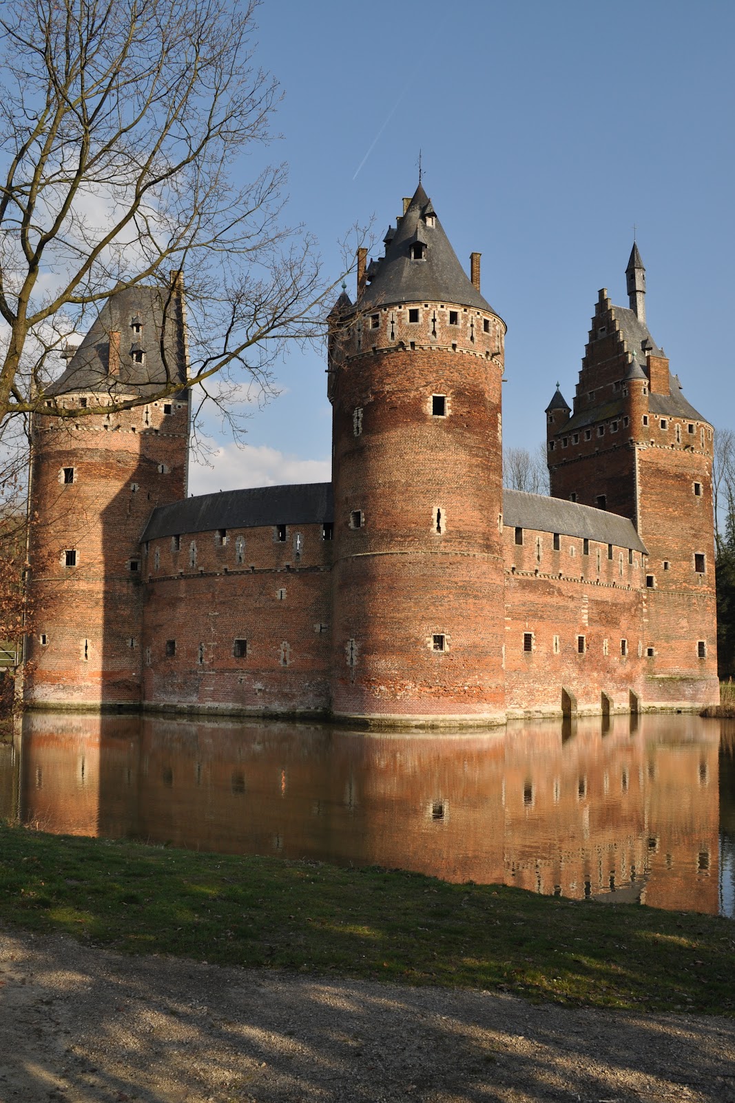 Het kasteel van Beersel. | Belgium, Castle exterior, Fantasy castle