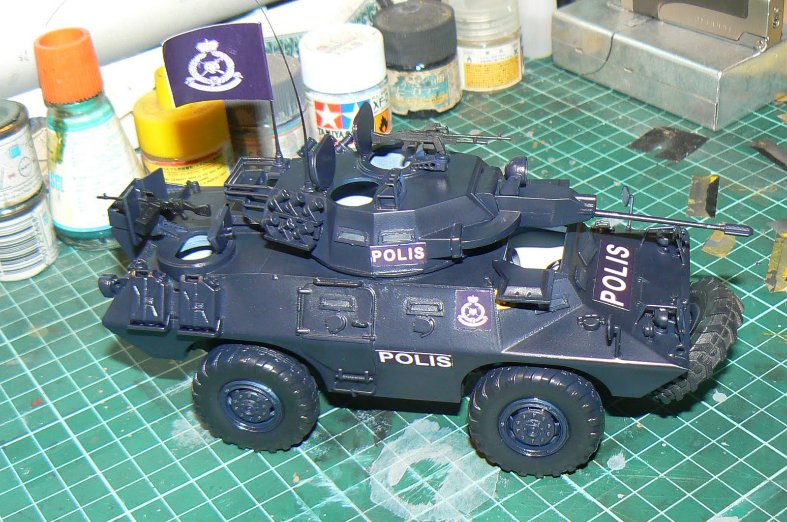 miniature corner: V-150 Commando w/20mm cannon police force scale - 1:35