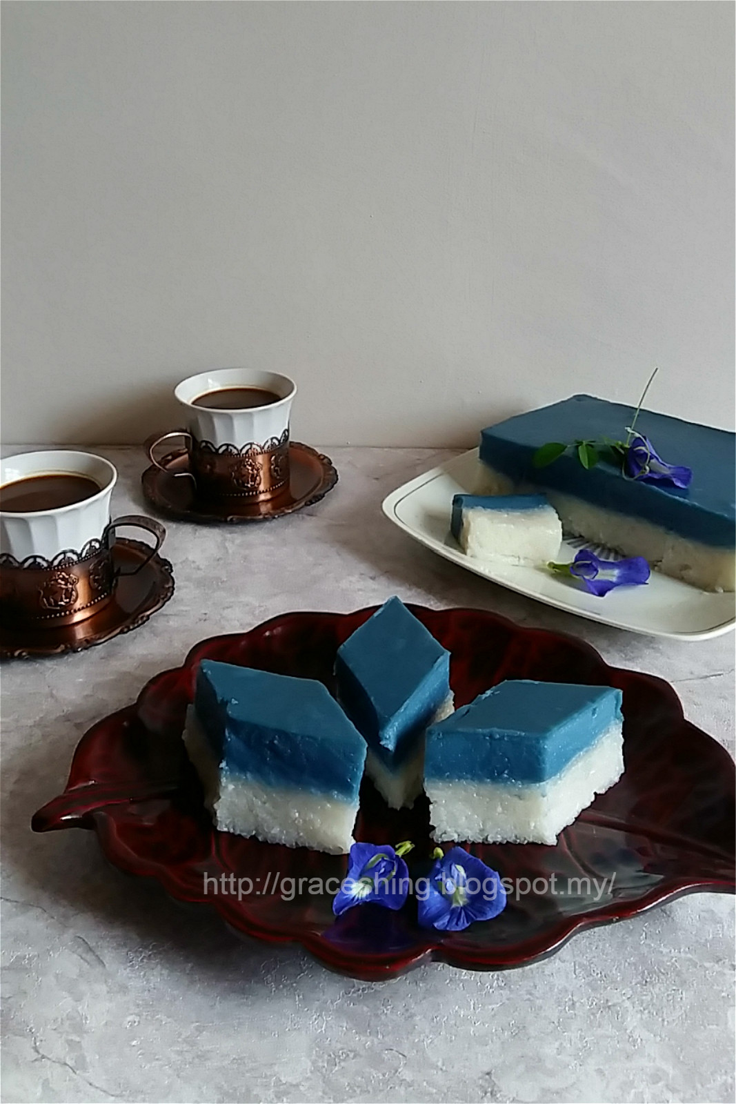 Grace's Blog 欣语心情: 蓝花双层糯米糕 Blue Pea Flower Kuih Seri Muka