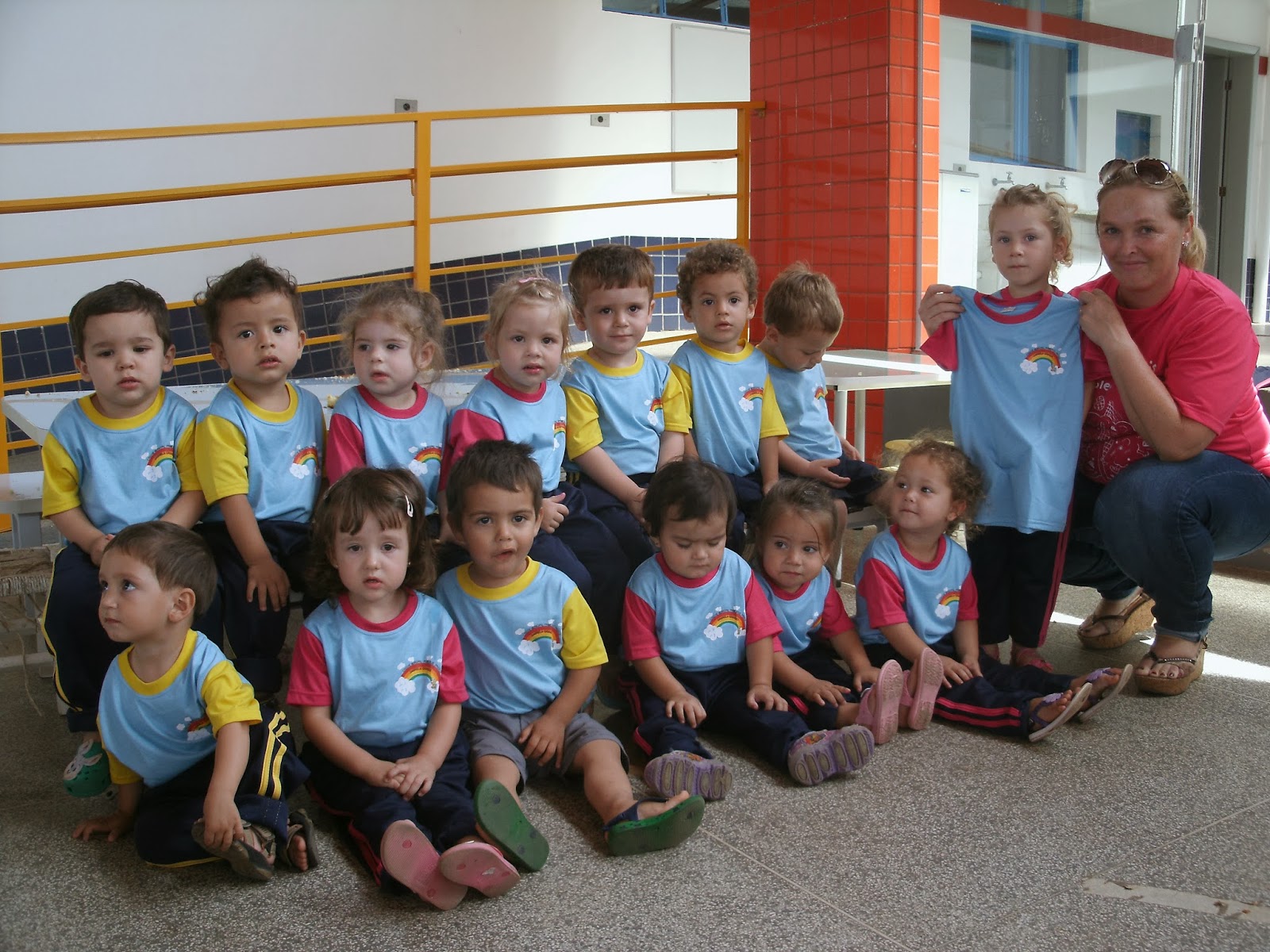 CRECHES MUNICIPAIS TREZE TÍLIAS SC: ALUNOS DAS CRECHES RECEBEM UNIFORME